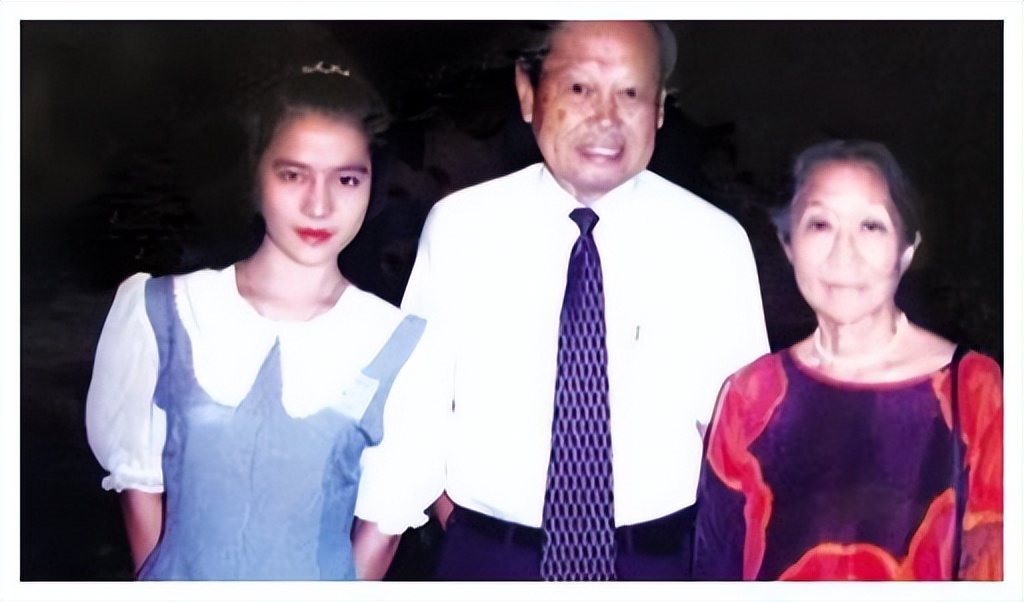 In love for 18 years, Weng Fan, after marriage, went to bed early and ...