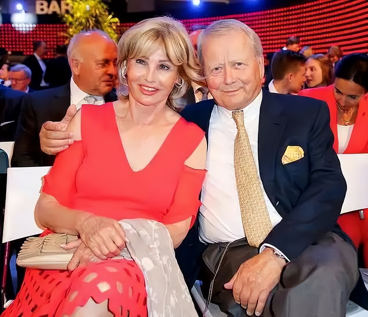 The 79-year-old Porsche owner divorced his wife with dementia! New love ...