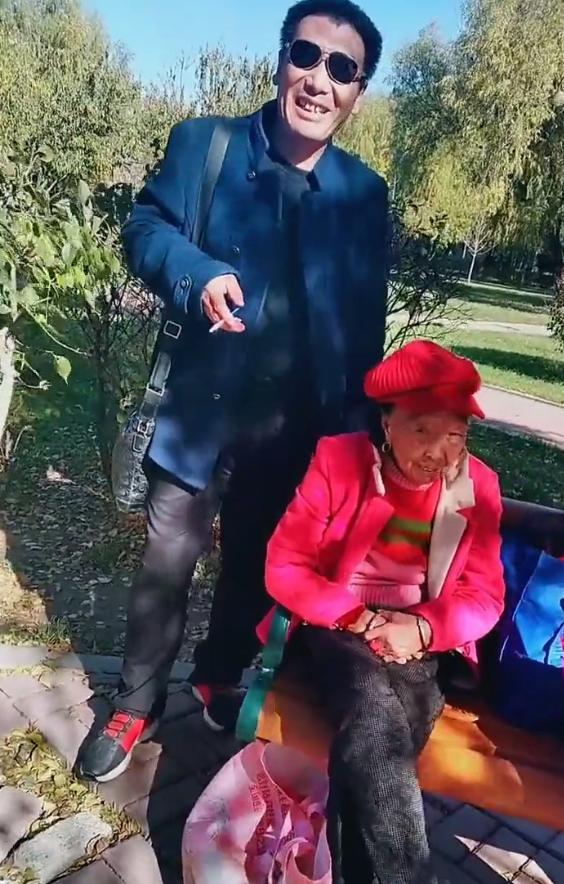 85-year-old Ma Yuqin became a tool man?Li Yucheng calmly smoked behind ...
