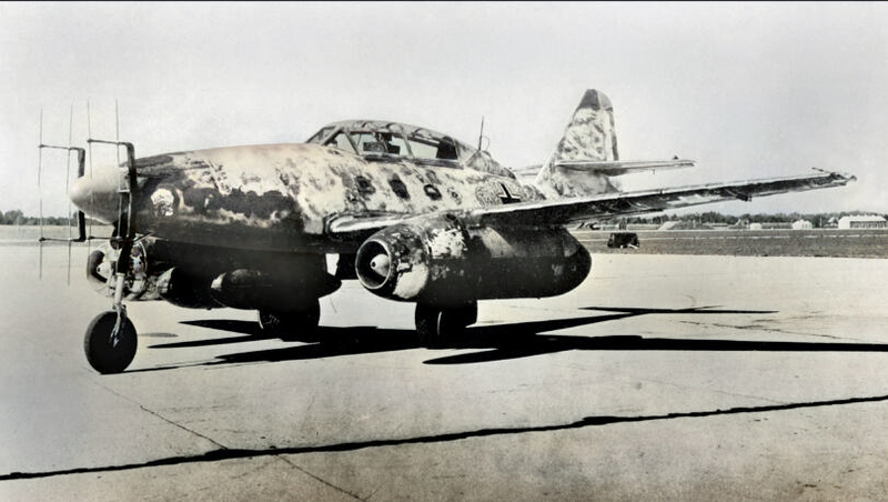 Color photo of World War II, the world's first jet fighter German ...