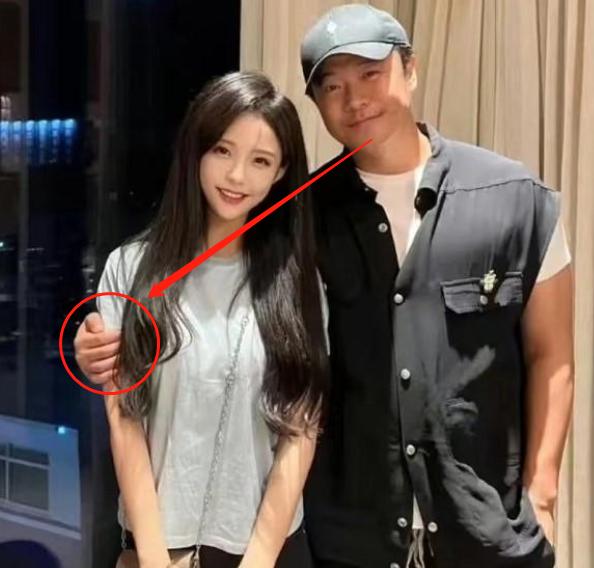 The entertainment industry produces big melons every day. 44-year-old Chen Sicheng and his 23 ...