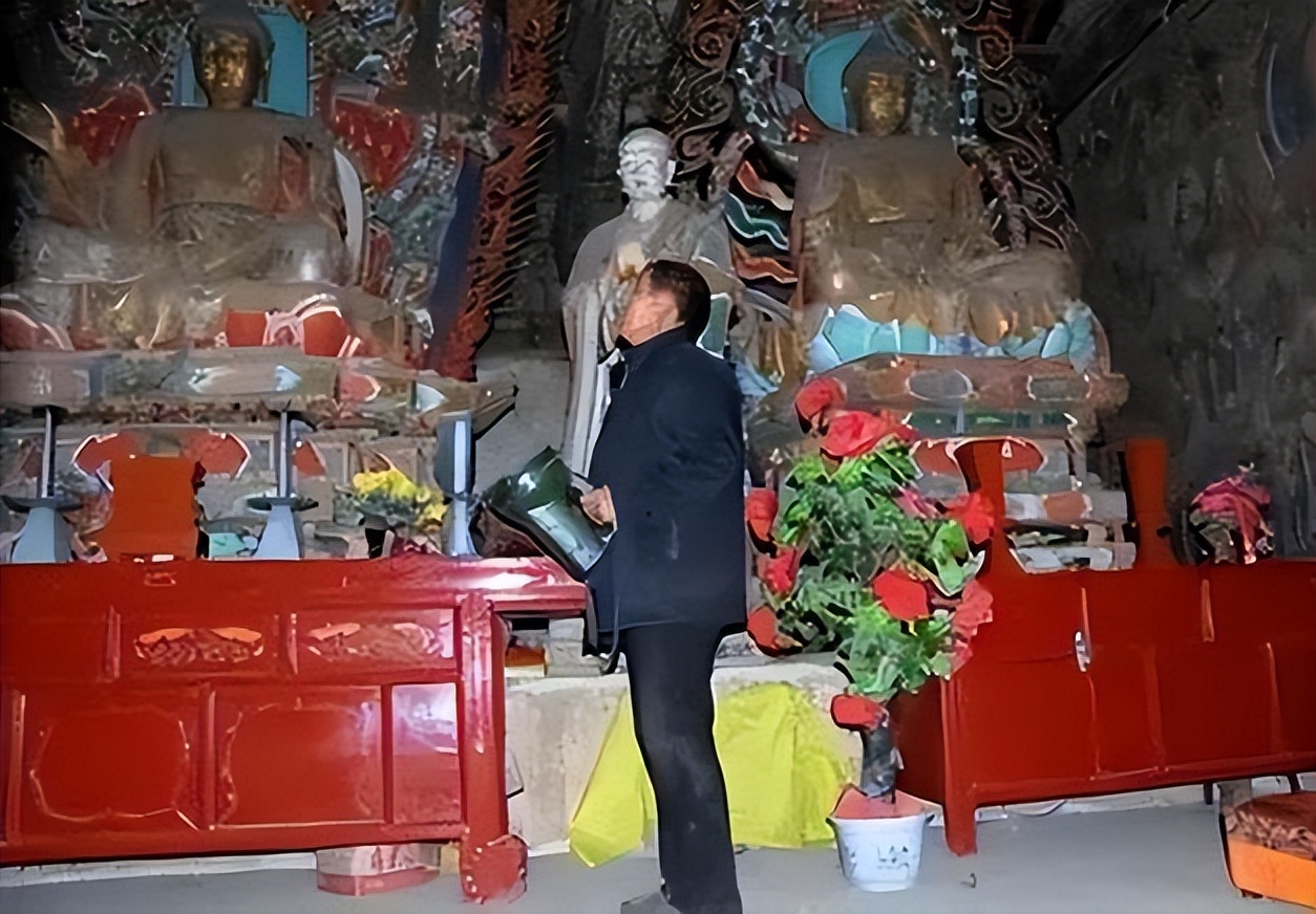 The eunuch lived alone in the temple for 28 years. After staying ...