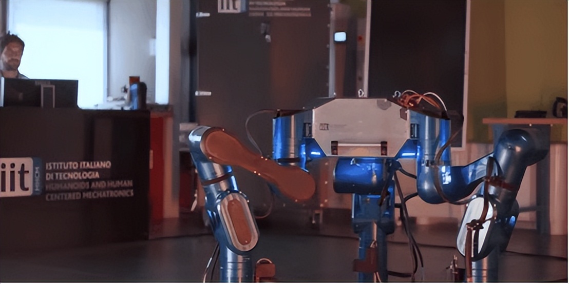 "Three-legged robot" is newly born, "moving bricks" in space? - iMedia