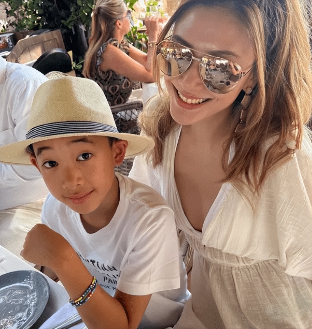 Cherrie Ying takes her son on vacation Jasper wears sunglasses like a ...