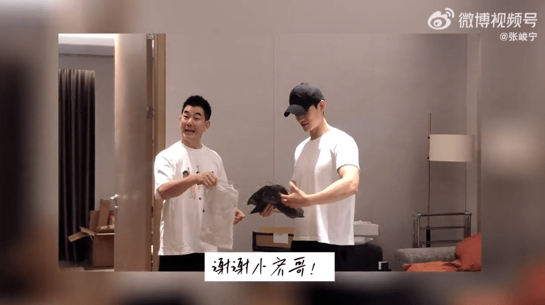 Is Zhang Junning a fan of Ren Xianqi?The eyes are full of Ren Xianqi ...