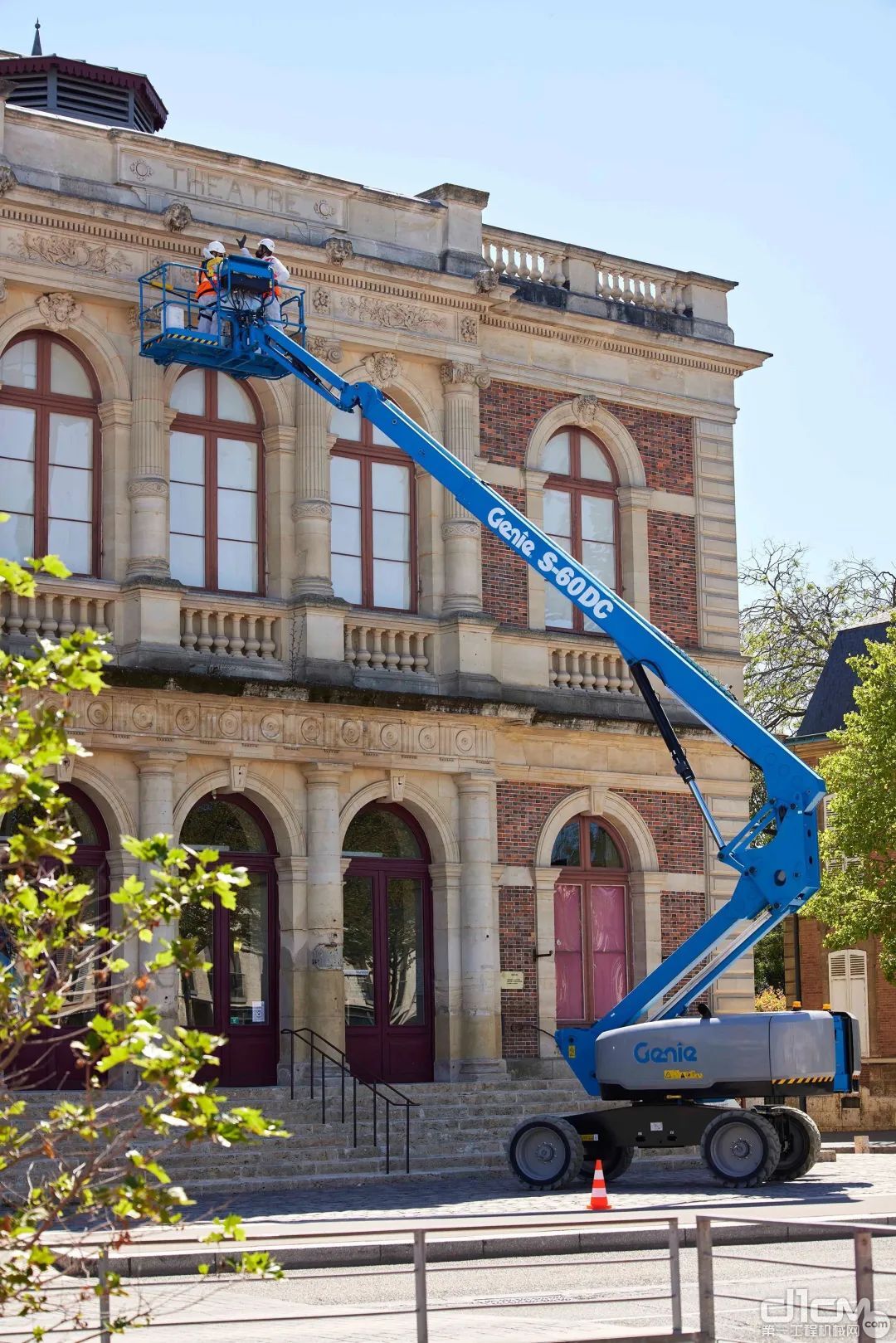 Another Genie all-electric boom truck Genie® S®-60 DC achieves ...