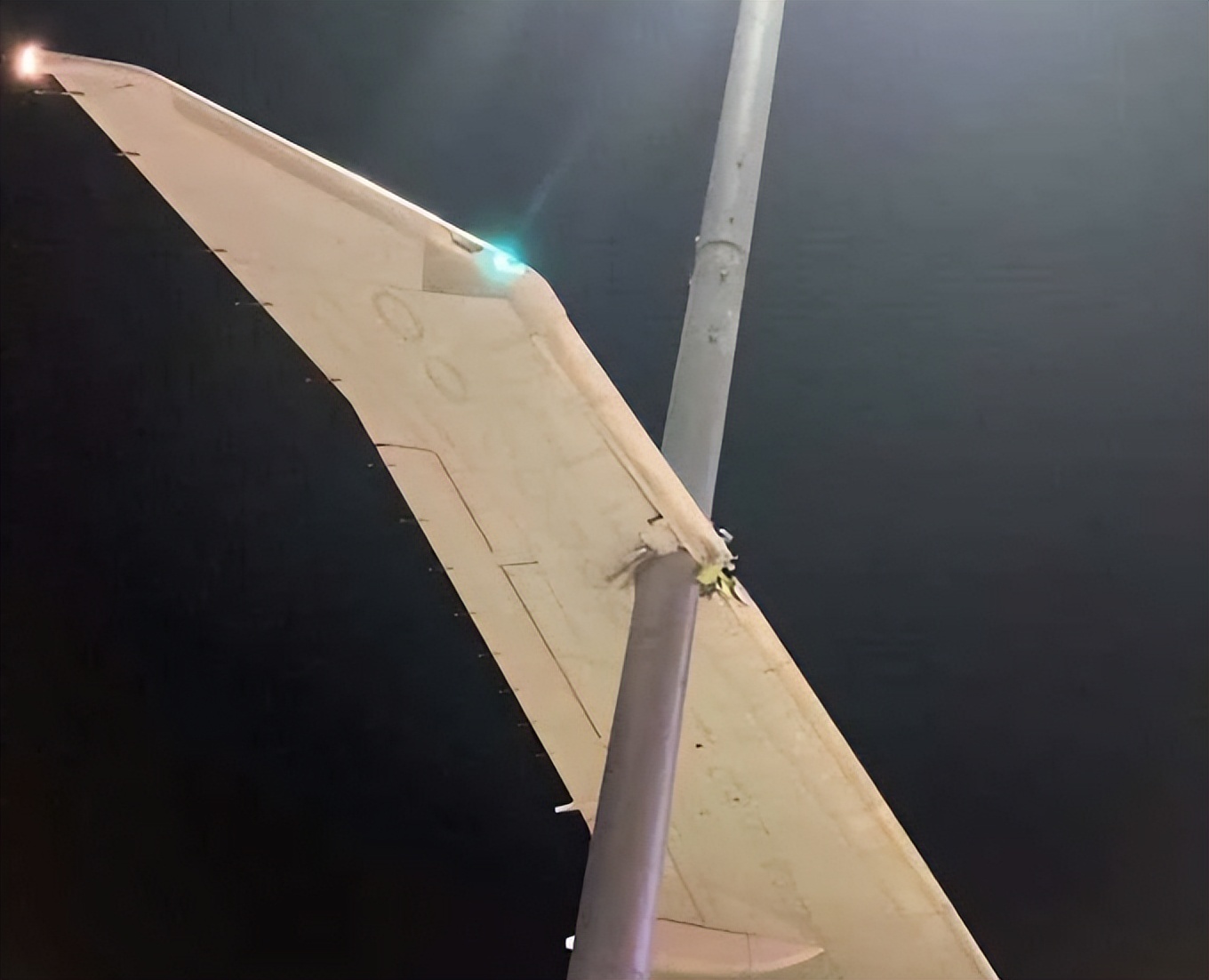 4 pilots fired after Qatar Airways Boeing 777 hits light pole - iNEWS