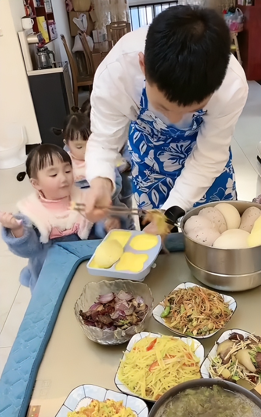 The three daughters of the Hu family: the "most harmonious" triplets on ...