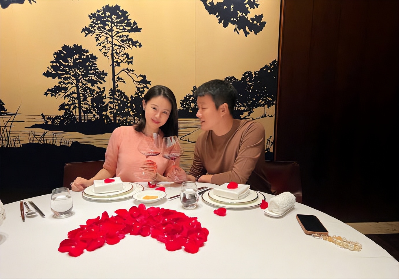 Tong Dawei and Guan Yue are still in love after 15 years of marriage, and they take a group ...