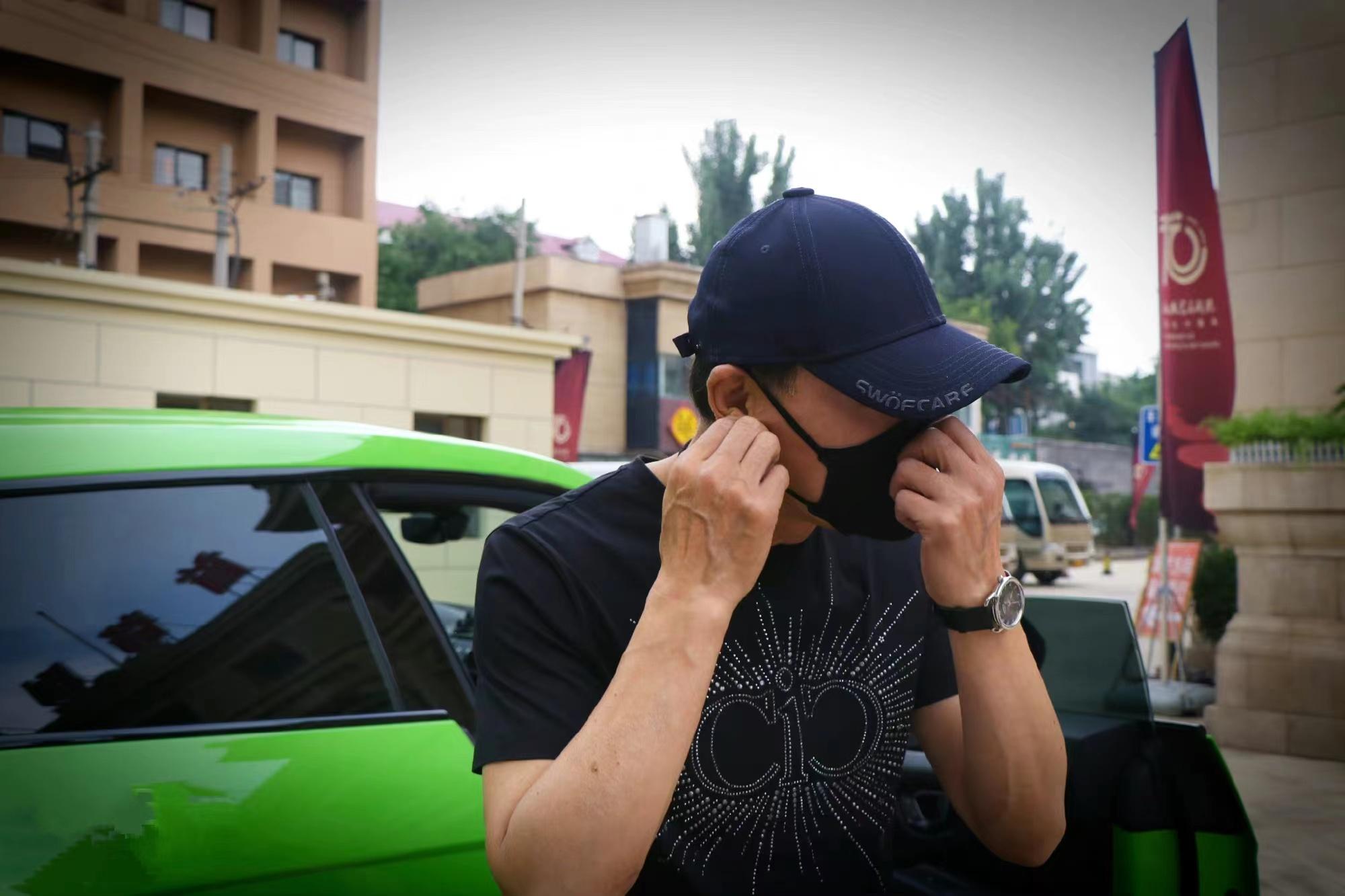 60-year-old Wu Gang appeared in Beijing Renyi!Driving a 2.94 million ...