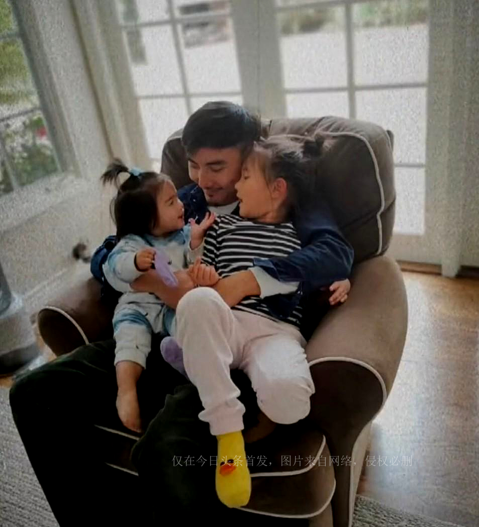 He Jie's family of five is rarely in the same frame. Diao Lei holds his ...