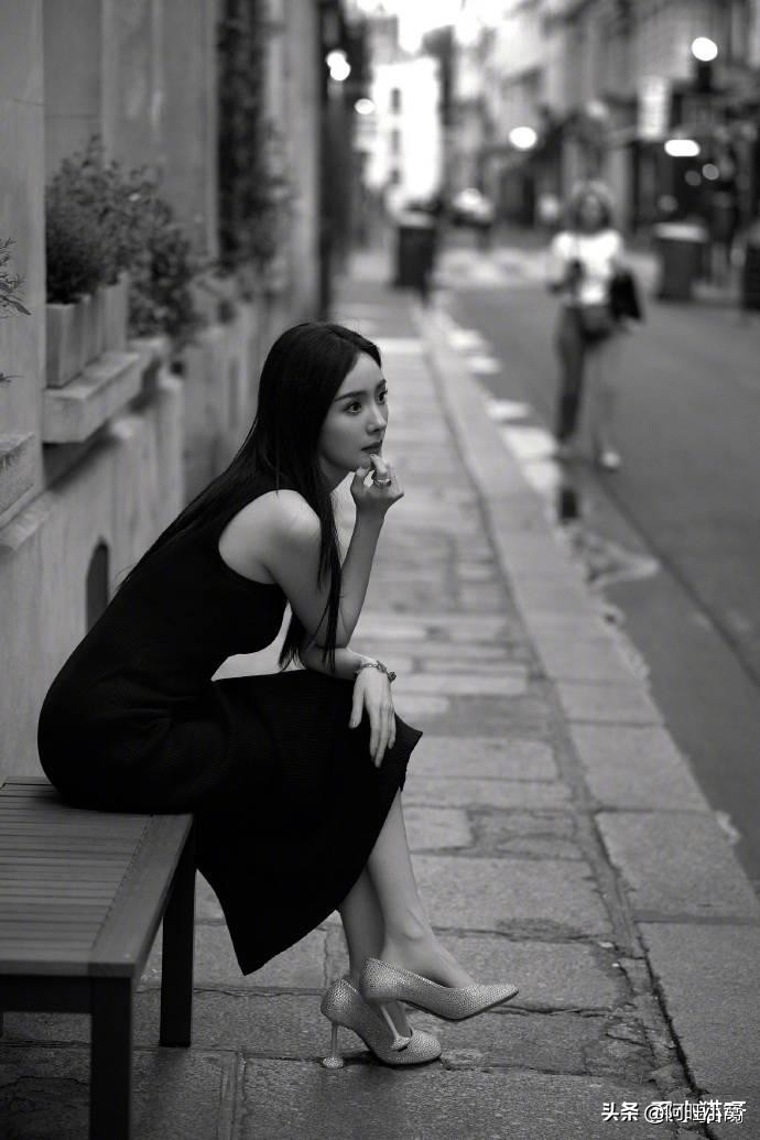 Yang Mi was captured on the streets of Paris, with an eye-catching face ...