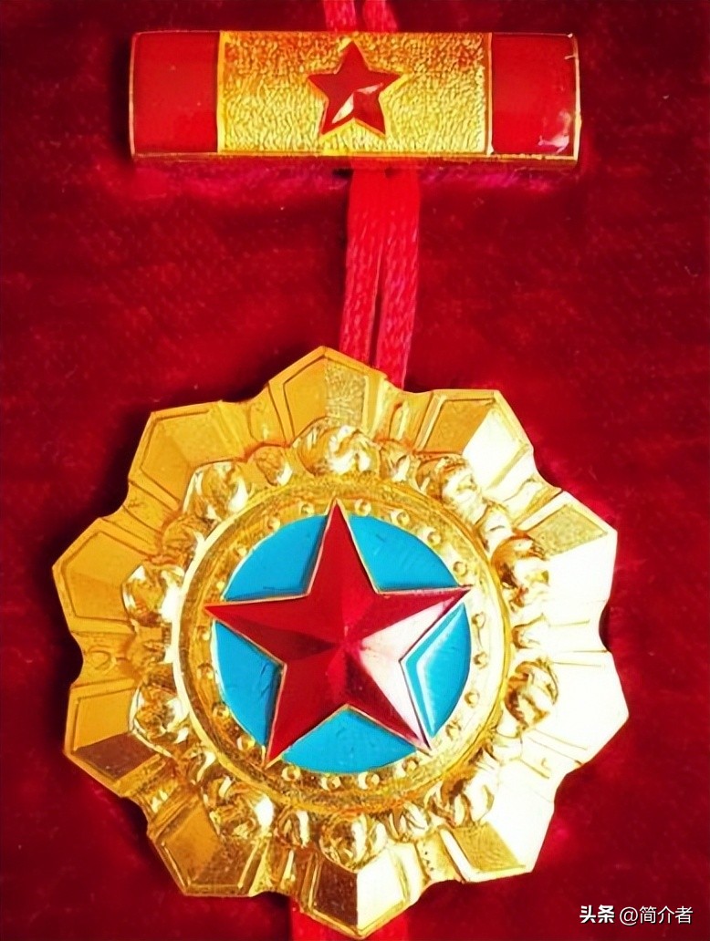 He Dongsheng, the first division commander of the former 113th Division ...