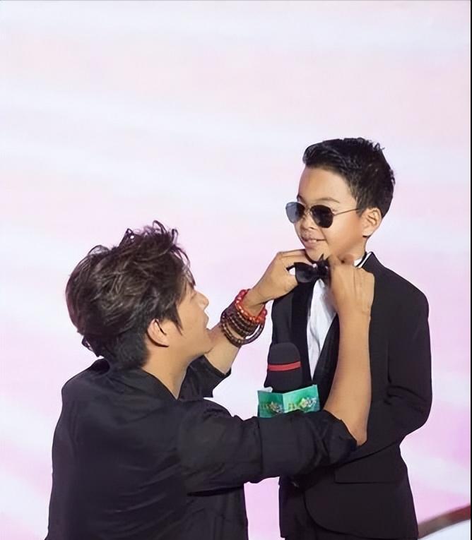 Chen Kun's 21-year-old son shows off Rolls-Royce! The identity of the ...