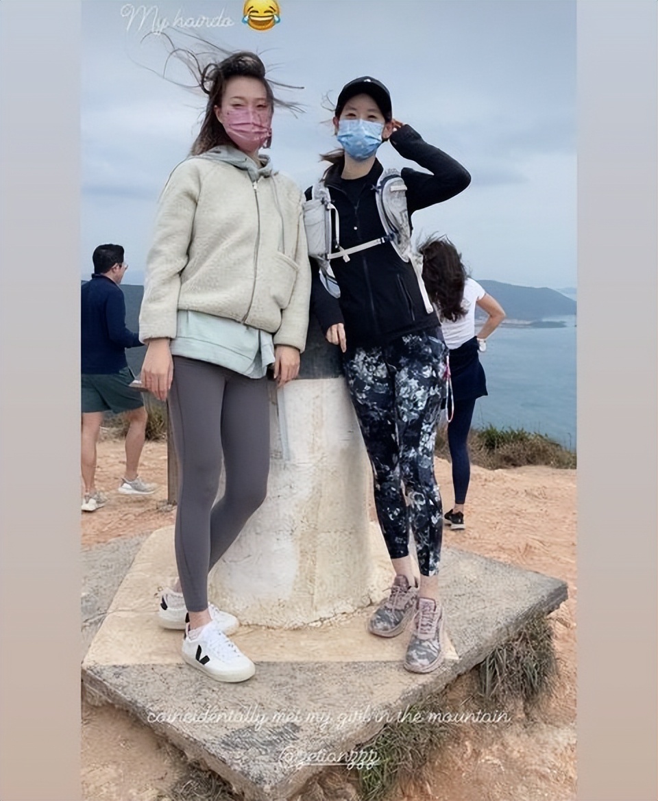 Zhang Zetian and Liu Qiangdong take a walk hand in hand: the woman ...