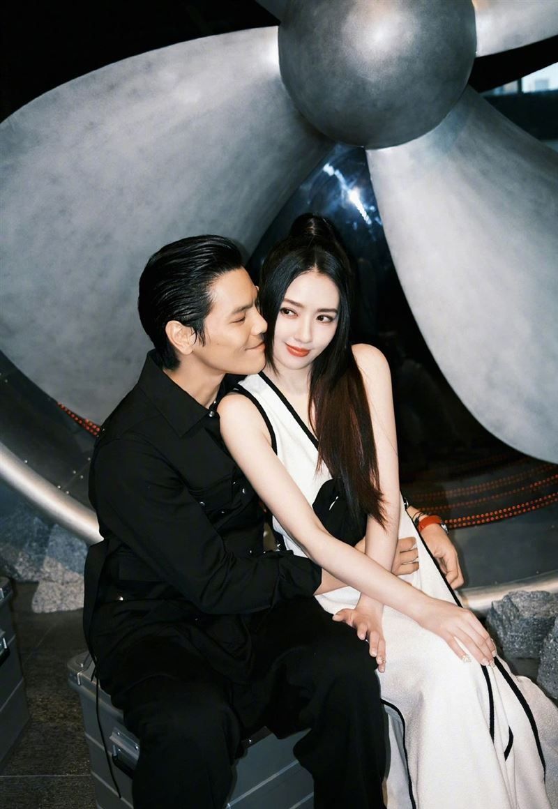 Guo Biting rarely posts news! The parrot clings to her and bites her ...