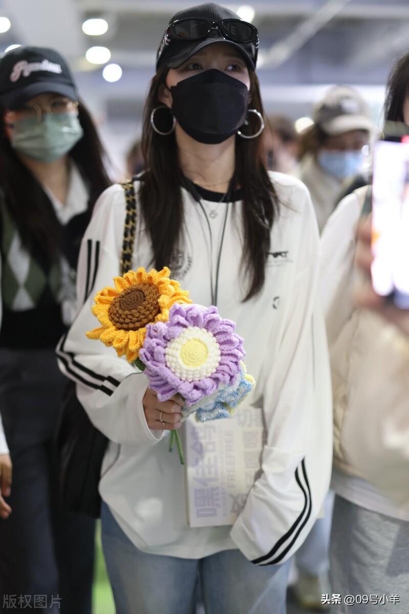 Meng Jia appeared at Shanghai Hongqiao Airport and was presented with ...
