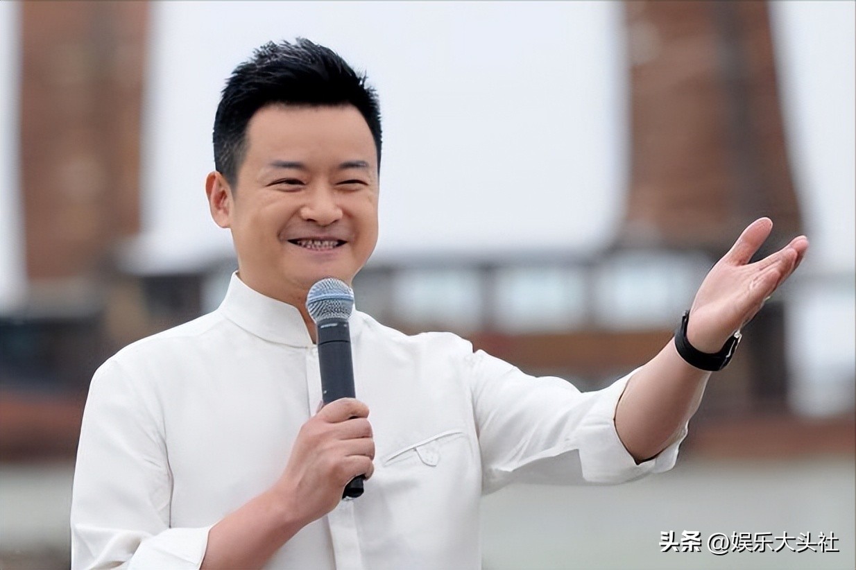 Li Jiaming, a well-known host of CCTV, went to the United States at the ...