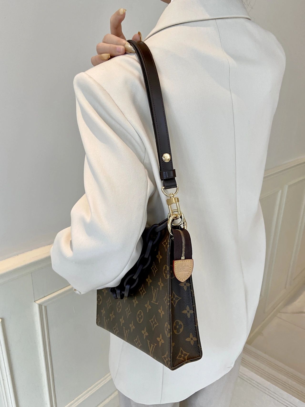 The non-porous modified LV wash bag is also very beautiful - iNEWS