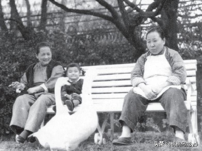 The unarmed guard around Soong Ching Ling never married, but was buried ...