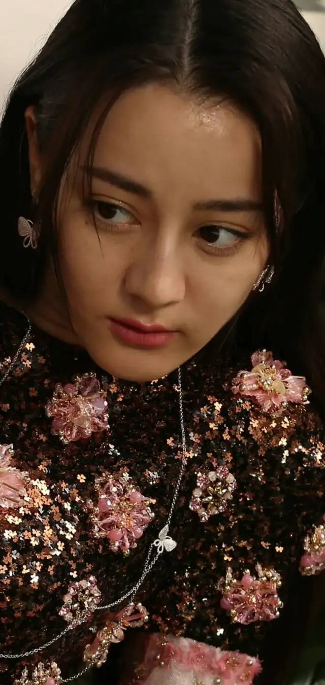 Whether the star is good-looking or not, you still have to look at the ...