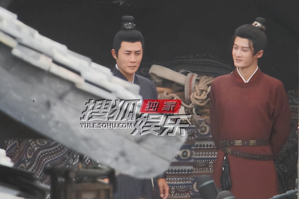 Tan Jianci smiles brightly on the set of the new film, Du Chun is full ...