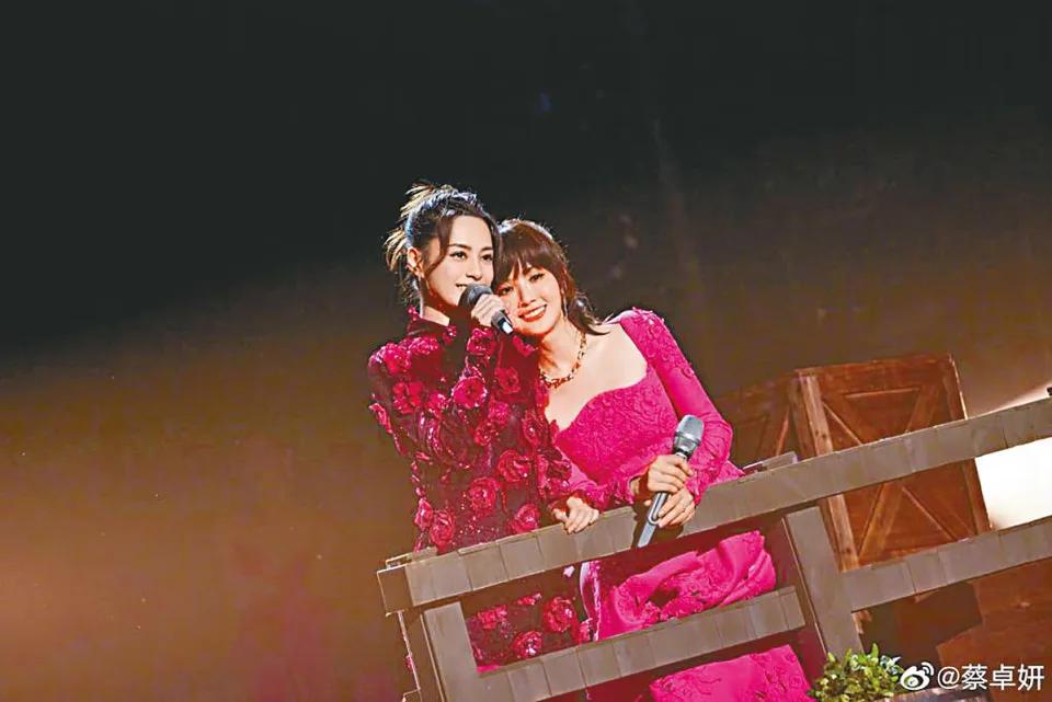 A Jiao makes her debut in a group and talks about her feelings Sa: We ...