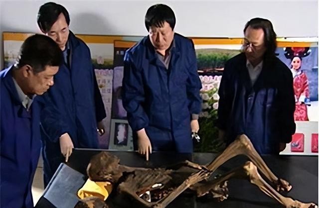In 1999, a female corpse was dug up in Heilongjiang. There were black ...