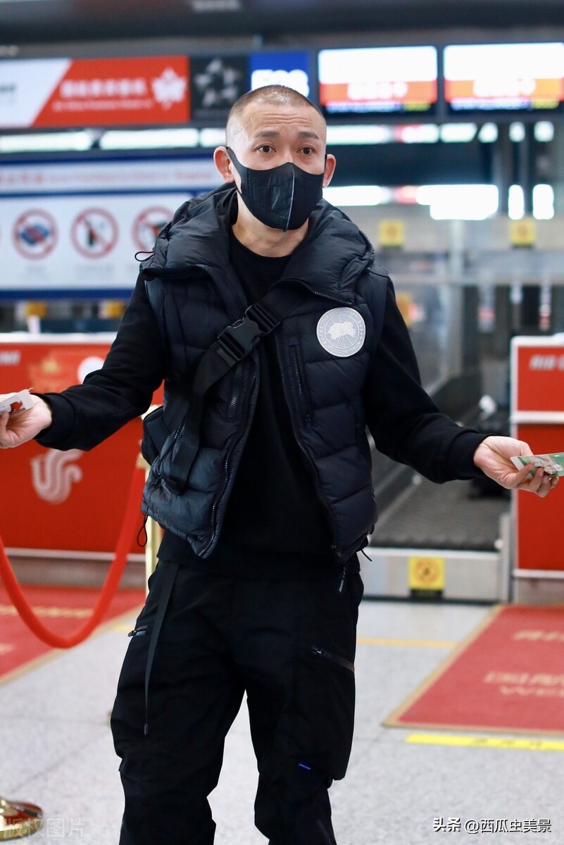 Nie Yuan appeared at Beijing Airport, a casual and simple suit - iNEWS