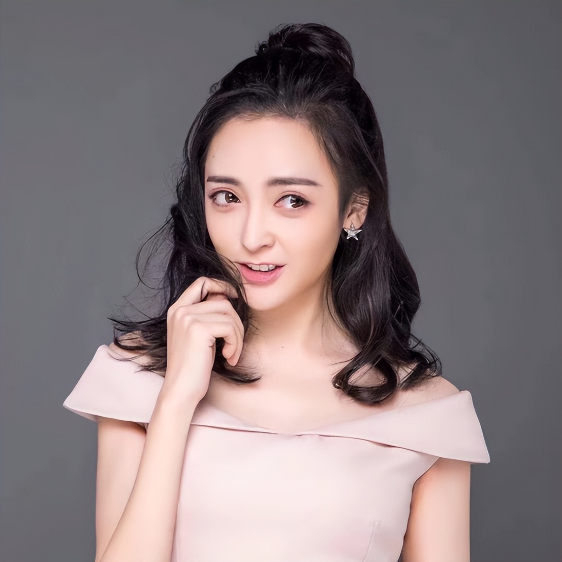 The beautiful host will be unemployed in the new year!After working for ...