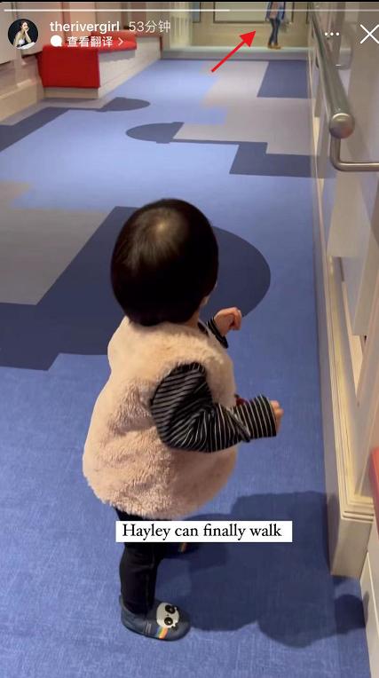 Li Ya-nan exposes his daughter, 1-year-old Hayley swayed and learns to ...