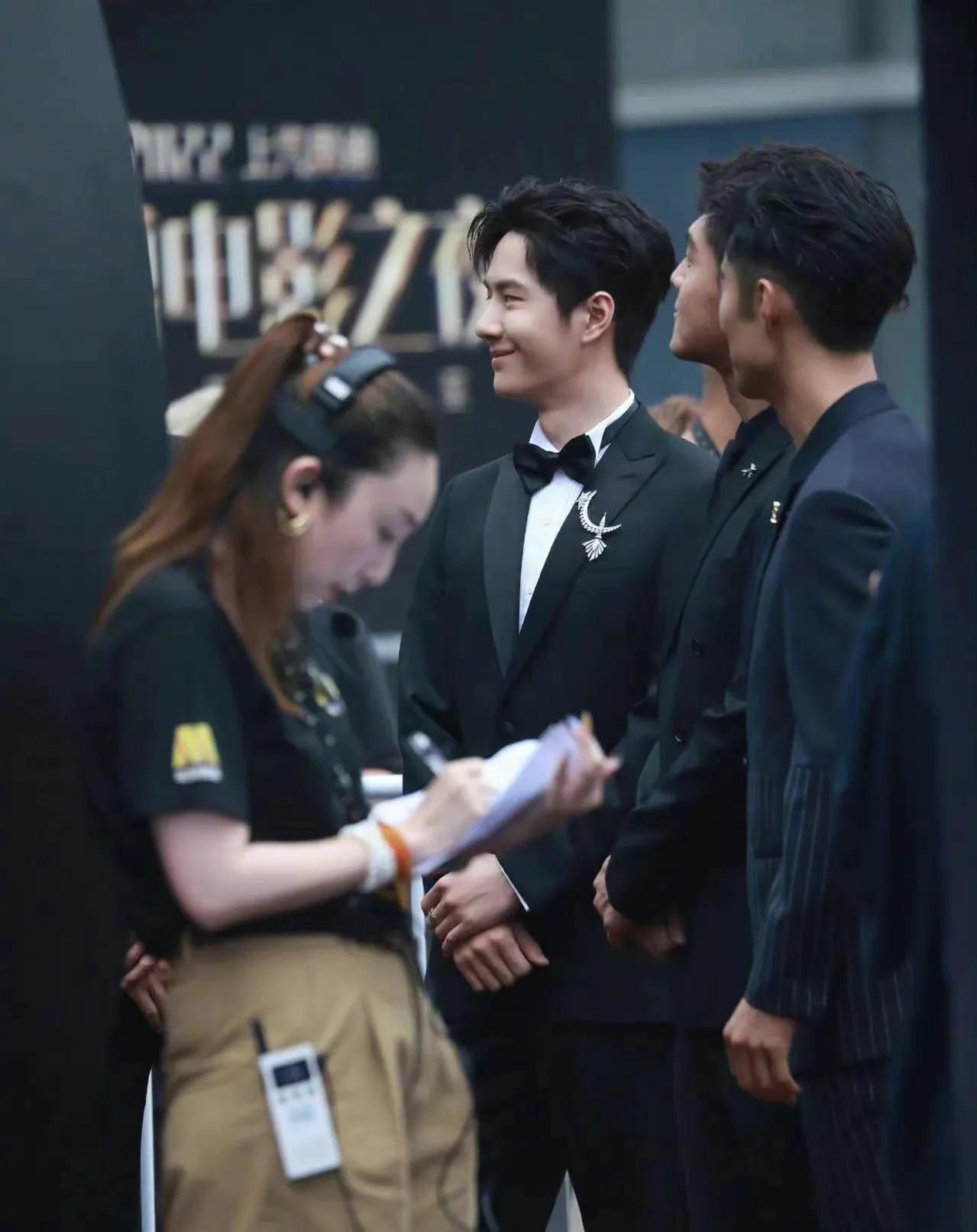 #Wang Yibo's Red Carpet Looking Back# Wang Yibo's Weibo Night Red ...