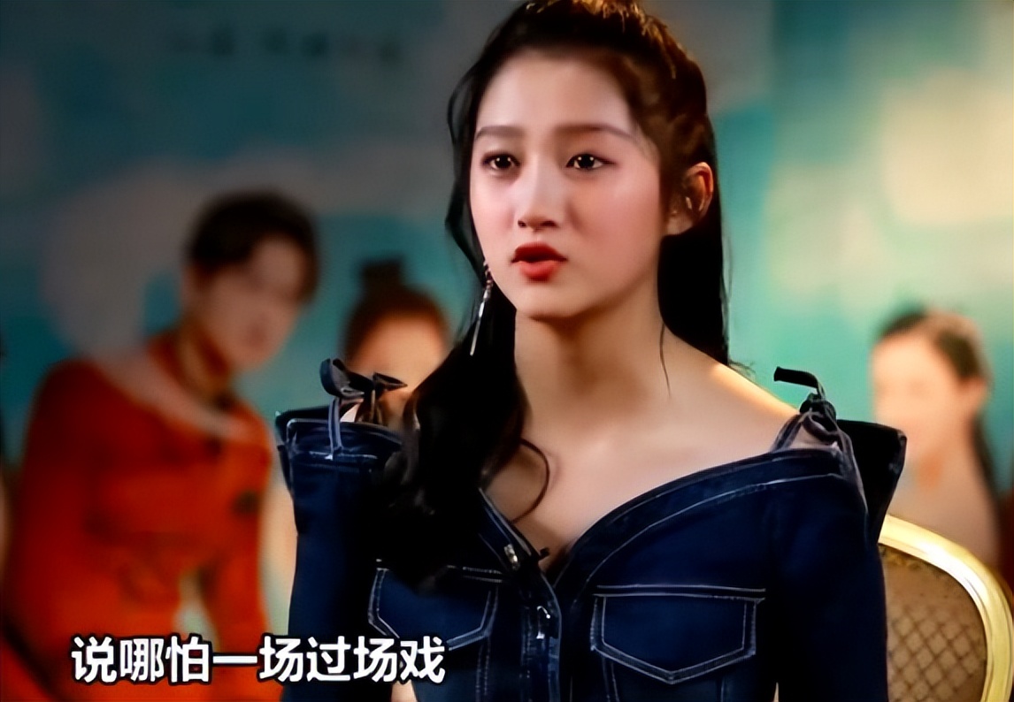 Guan Xiaotong appeared on the scene with long legs, and was asked which actor he most wanted to ...