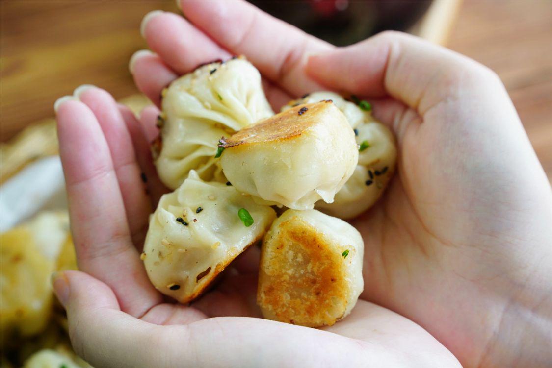 1 stack of dumpling skins, half a bowl of meat filling, teach how to ...