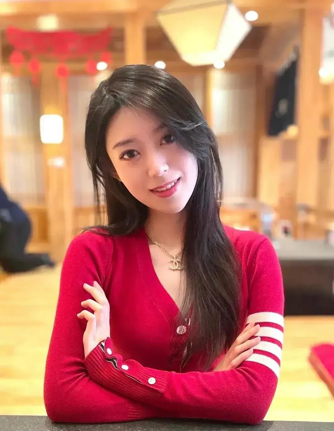 Sichuan Satellite TV beauty host Wu Ziyu - iNEWS