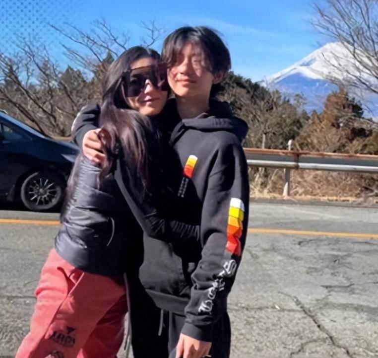 Nicholas Tse's 16-year-old son is suspected of being in love! The woman ...