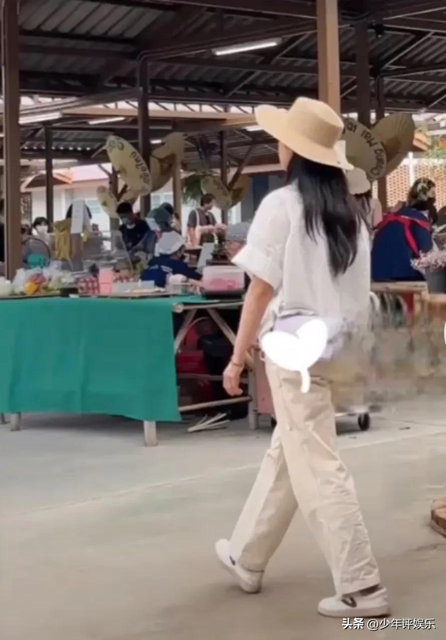 I ran into Zhang Jingyi in a Thai market. The beauty from the ...