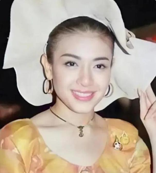 The stunning princess Sirami of the King of Thailand: Feeding the dog ...