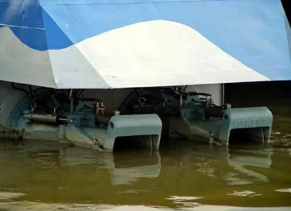 Long time no see!The 022 stealth missile speedboat flying on the sea, a ...