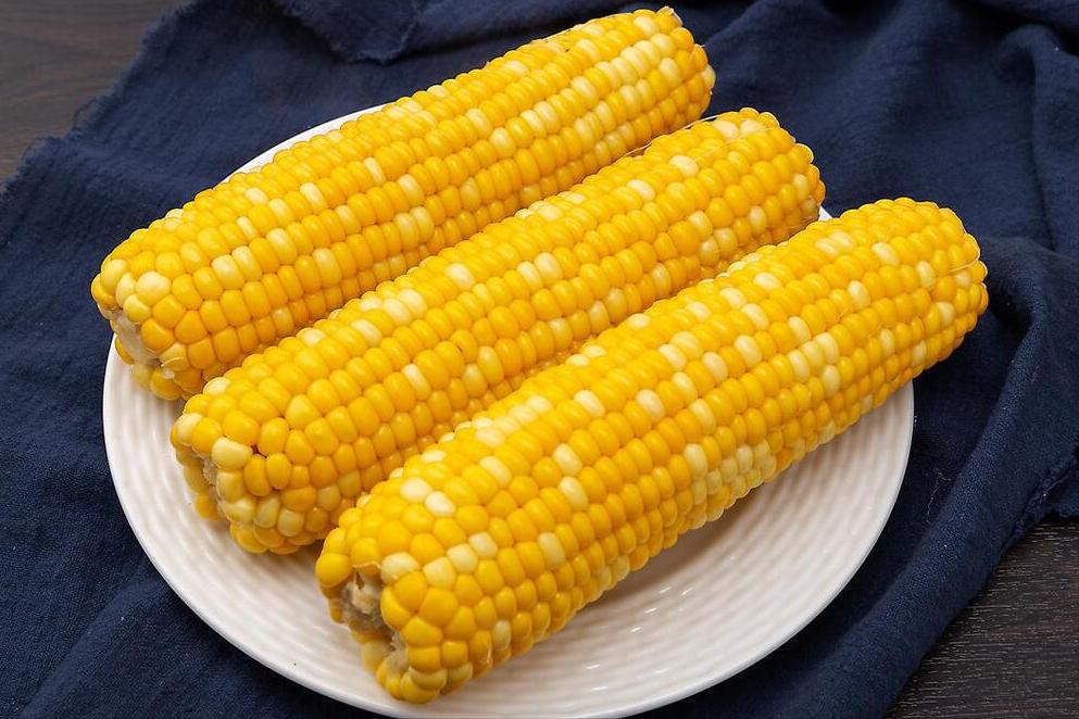 When cooking corn, don't just add water, experts will add 2 more, the ...