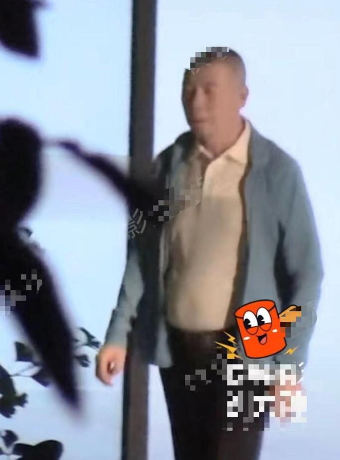 Feng Xiaogang had a late-night tryst with a bewitching beauty, wearing ...