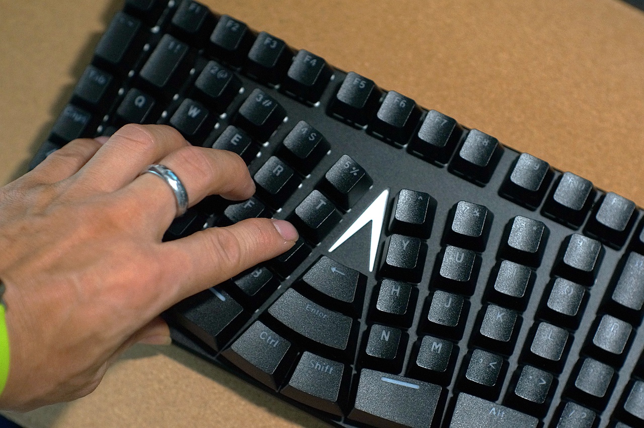 X-Bows ergonomic keyboard for long working hours - iNEWS
