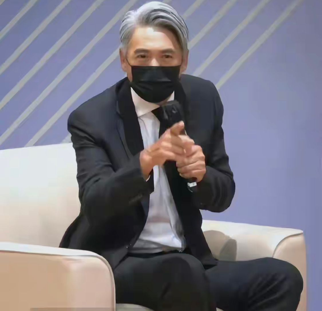 Zhou Runfa is old and still a male god, wearing a suit with a straight ...