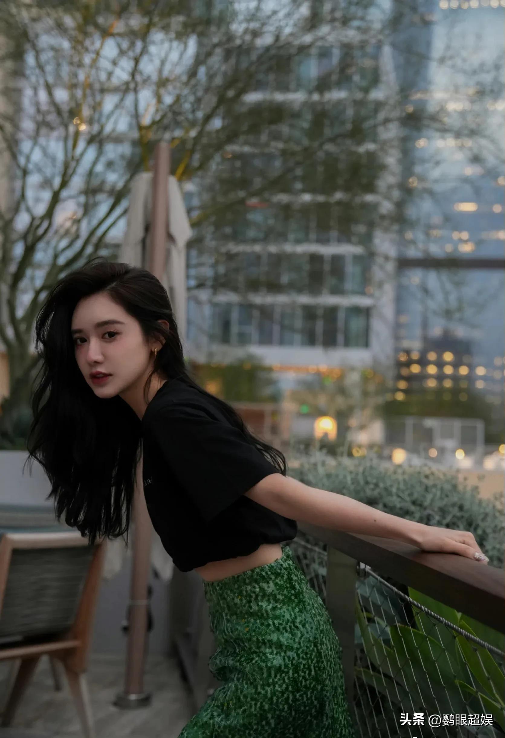 Mina's sexy photo of her waistless short skirt, so beautiful that she ...