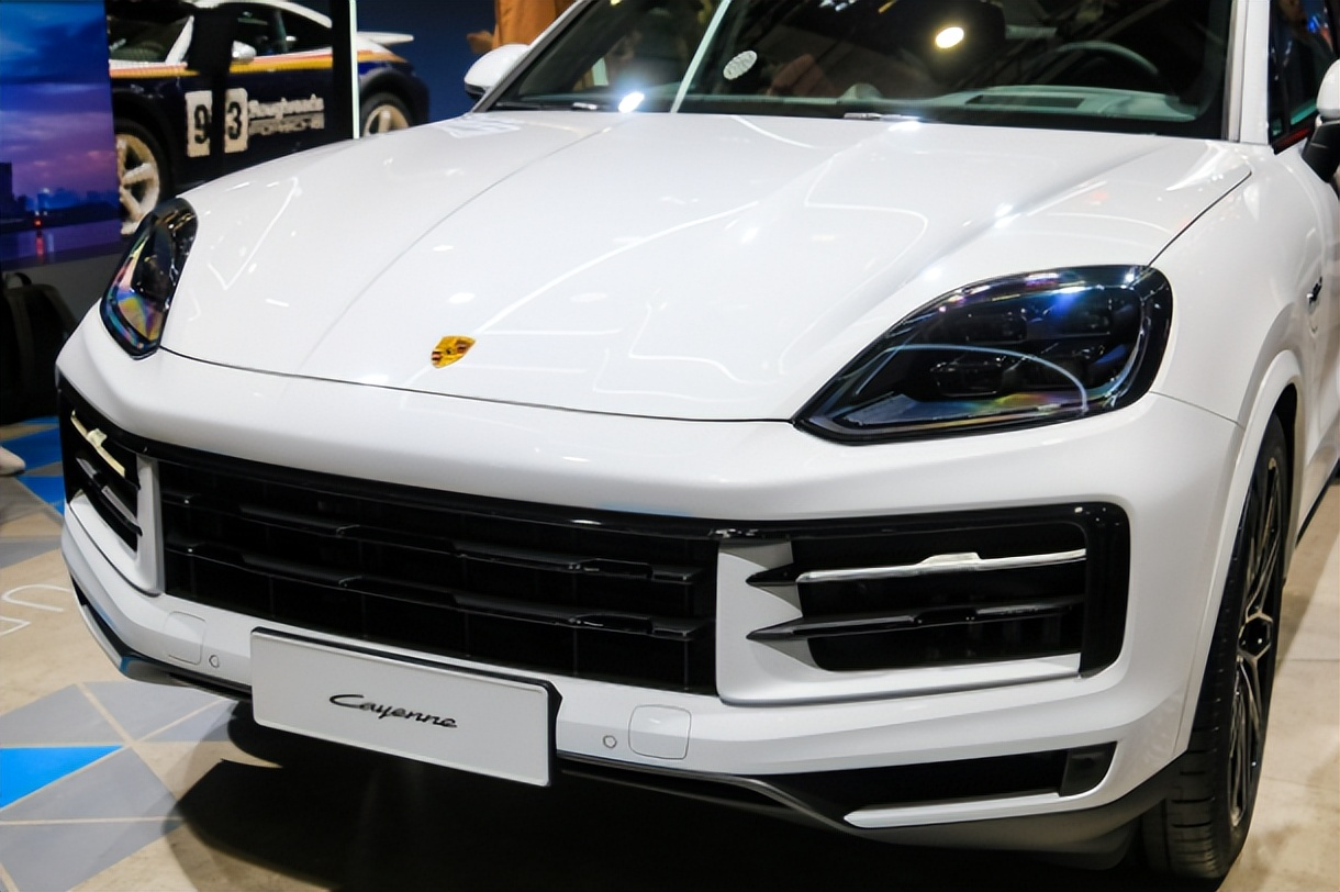 Real shots of the mid-term facelift Cayenne: the interior and exterior ...
