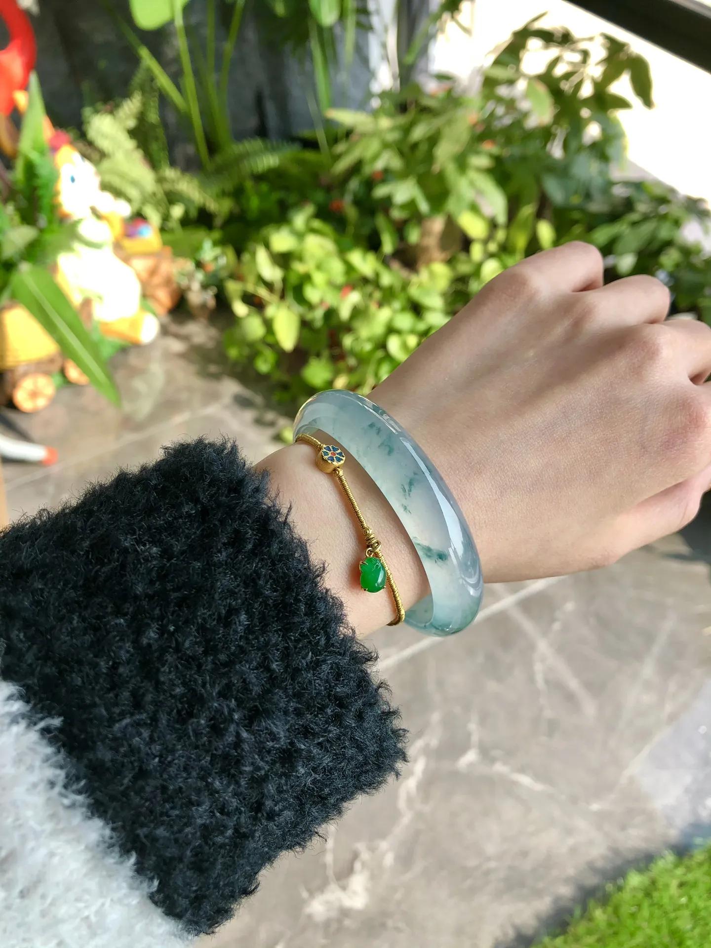 Natural light is the best filter for jadeite bracelets - iMedia