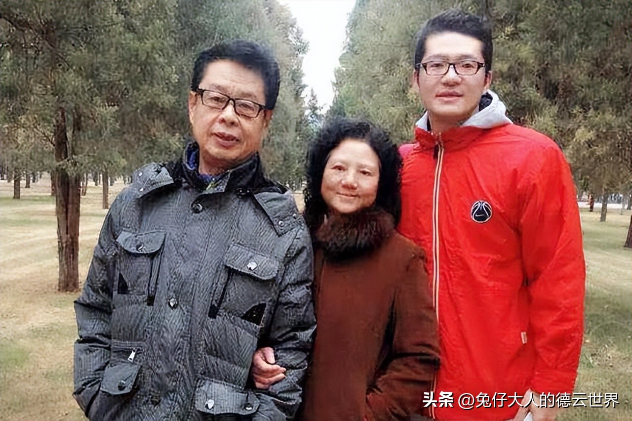 Xie Jin posted photos on Father's Day, Shang Xiaoju's comments became ...