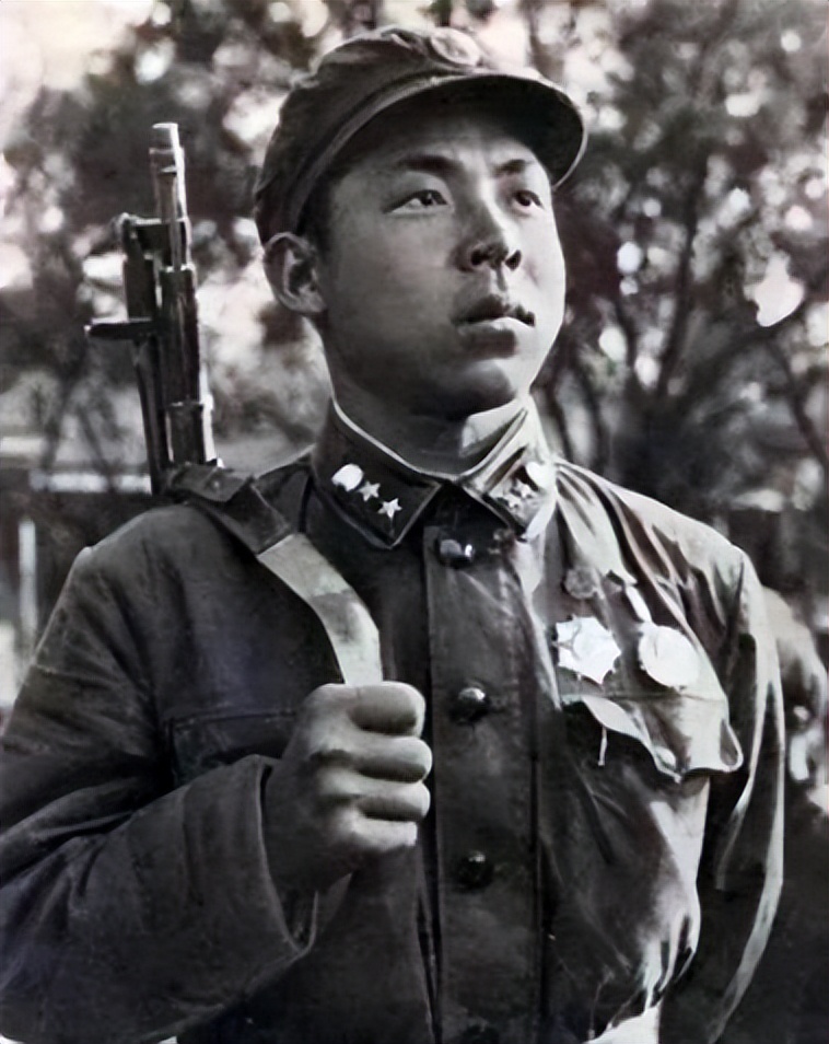Lei Feng holds the pistol tightly - do you know what kind of gun is ...