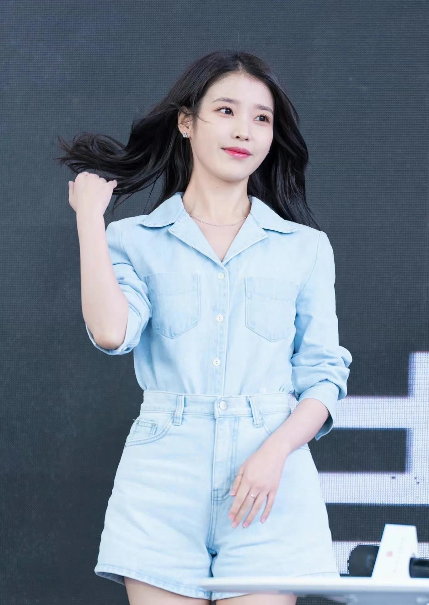Li Zhien is so suitable for this denim outfit, the skin is white and sweet, and it can also be ...