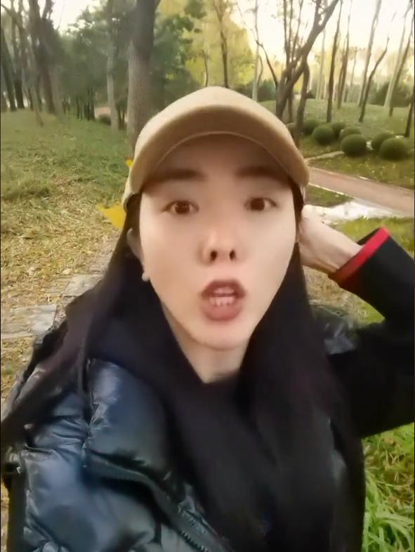 Li Sisi: Smile Exhibition in the Lidong Season - iMedia